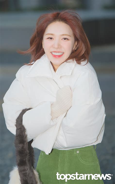 [hd포토] 레드벨벳 웬디 아구 튜어라~ 웬디의 영스트리트 출근길 네이트 연예