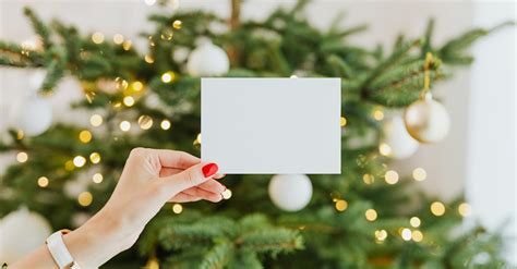 Copy Space 겨울 격려 계절 계절 인사말 골드 나무 녹색 목업 배경 백지 보케 빈 카드 빨간 빨간 손톱 새해 소나무 손 손목시계