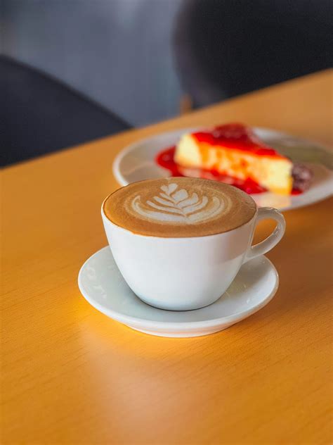 카페 테이블 위의 고급 커피와 케이크 · 무료 스톡 사진