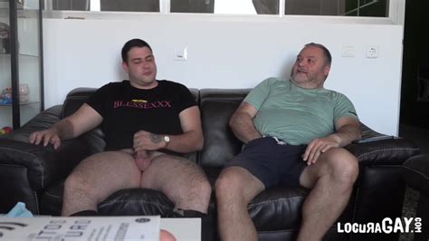 Dois Gays Peludos E Safados Tocando Uma Punheta No Sofá Cnn Amador