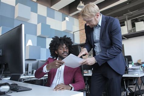 비즈니스 미팅 중 계약에 대해 논의하는 유럽 및 아프리카계 미국인 비즈니스 파트너 경영자에 대한 스톡 사진 및 기타 이미지 경영자 계약서 기업 비즈니스 Istock