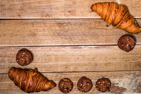 나무 테이블에 신선한 크루아상 퍼프 페이스트리와 비스킷 음식과 아침 식사 개념 디저트와 신선한 페이스트리 상단 보기 및 복사 공간 갈색에 대한 스톡 사진 및 기타 이미지