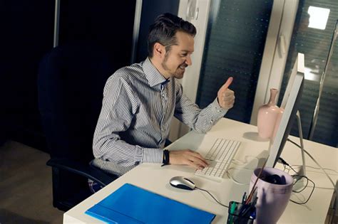 홈 오피스에서 데스크톱 Pc를 통해 화상 통화를 하는 행복한 사업가 Voip에 대한 스톡 사진 및 기타 이미지 Voip