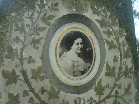 Поругаха гроба на Венета Ботева в Търново Regnews Net Новини по всяко време