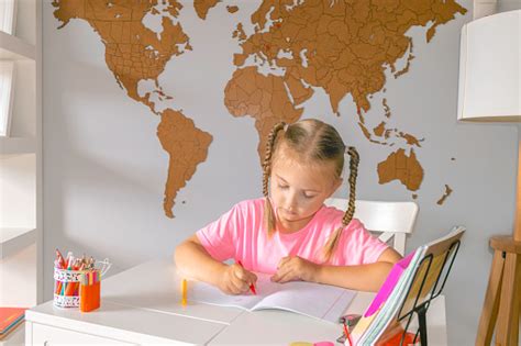 집에서 노트북 컴퓨터로 숙제를하는 여학생 가젯을 사용하여 공부하는 어린이 아이들을위한 온라인 교육 및 원격 학습 격리 중 홈