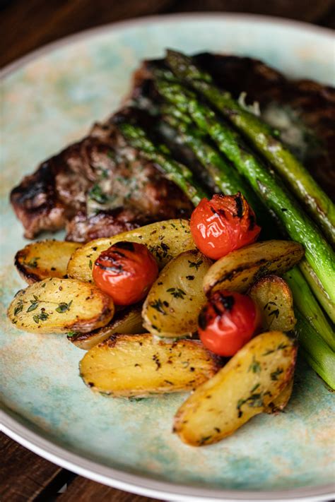 Стейк Рібай з картоплею та спаржею Goodwine