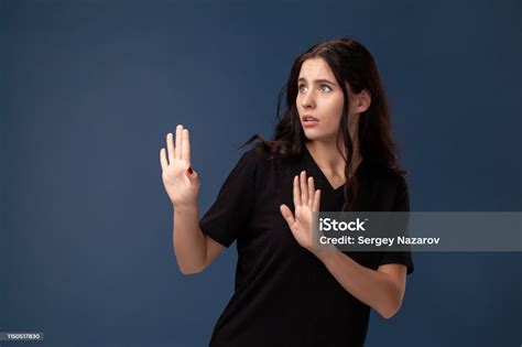 검은 T 셔츠에 긴 머리 갈색 머리 여자의 초상화 회색 배경에 포즈와 다른 감정을 보여주는 T 셔츠에 대한 스톡 사진 및 기타 이미지 Istock