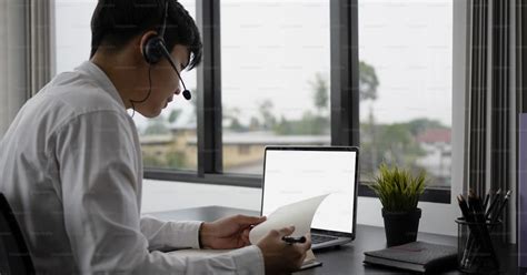 노트북 컴퓨터를 사용하여 헤드셋을 착용한 청년 직원이 원격 가상 브리핑 화상 회의에 참여합니다 사진 Unsplash의 테이블 이미지