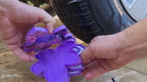 له کردن وسایل کیوت زیر چرخ ماشینتفریحی سرگرمیله کردن وسایل ژله خرسی