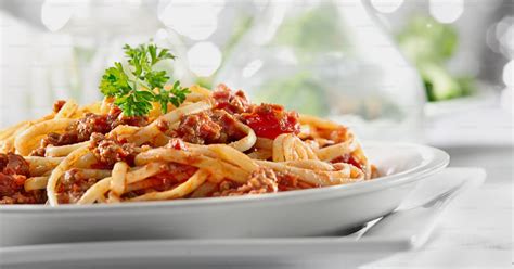 토마토 미트 소스를 곁들인 스파게티 파스타의 근접 촬영 사진 선택적 초점으로 촬영 사진 Unsplash의 식당 이미지