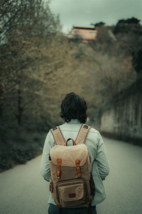 가방 가을 거리 경치 경치가 좋은 고독 고요한 관광 길 나무 남성 남자 단기 여행 도로 도시 탐사 뒷모습 러스틱 레저 모험 방랑벽 배낭