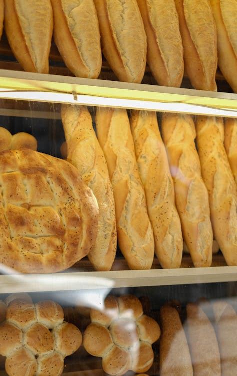 갓 구운 곡물 골든 크러스트 누룩 다이어트 러스틱 롤빵 막대기 맛있는 미식가 미식가 빵 밀 밀가루 바게트 바삭바삭한 반죽 베이커리 베이킹 빵