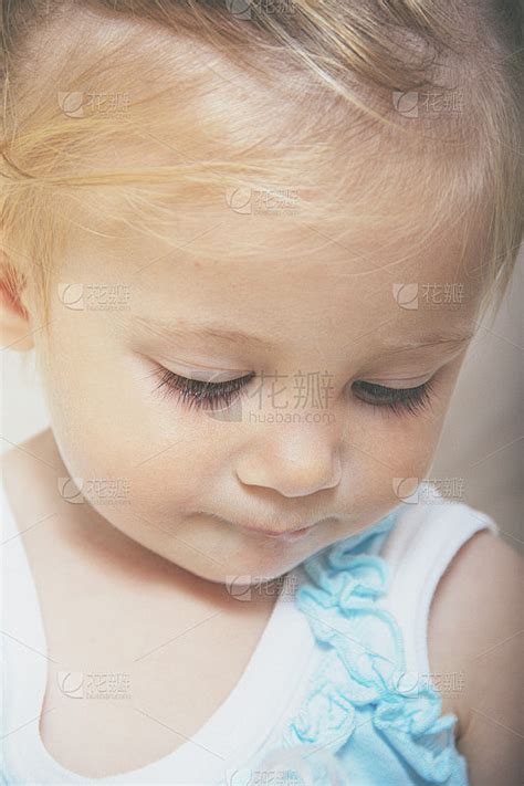 漂亮的小女孩的肖像