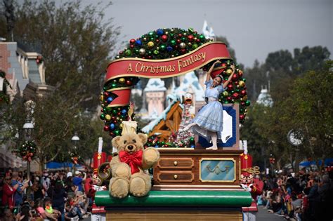 How To Watch 2023 Disney Parks Magical Christmas Day Parade Streaming