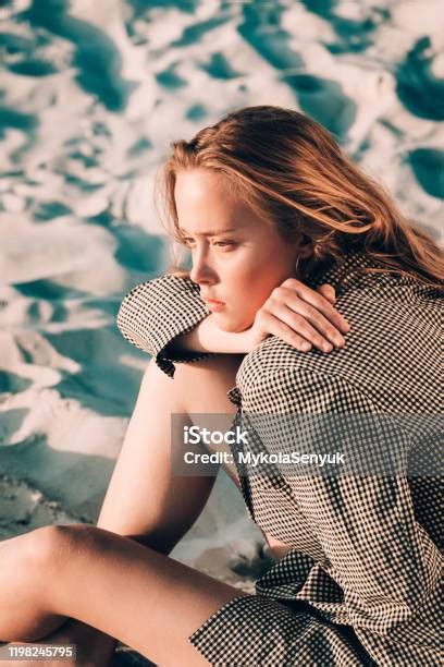 금발의 소녀 모래 해변에 앉아 예쁜 곱슬 여자의 야외 초상화입니다 뷰티 리터치 가냘픈에 대한 스톡 사진 및 기타 이미지 가냘픈 개인 장식품 건강한 생활방식 Istock