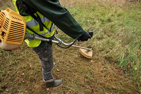 전문 의상을 입은 일하는 남자가 트리머 모어로 잔디를 깍는다 잔디 깎기 길가 가장자리 남자에 대한 스톡 사진 및 기타 이미지 Istock