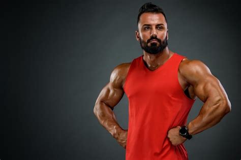 Hombres Musculosos Guapos Posando Y Flexionando Los Músculos Foto Premium
