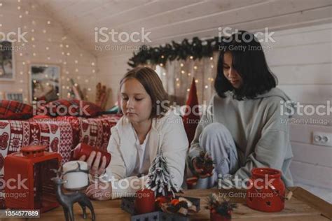 크리스마스 트리 메리 크리스마스와 새해 휴일을 장식 어린이 소녀 가족 겨울 휴가 및 사람들 개념 초상화 사랑하는 가족이 가까이 12월에 대한 스톡 사진 및 기타 이미지