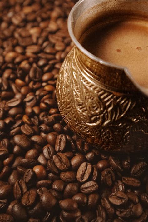 갈색 갈색 톤 갈은 커피 골동품 구릿빛 구운 느린 커피 디테일 따뜻한 따뜻한 음료 따뜻함 똑똑 떨어지는 문화 유산 미식가 민족 전통의 바리스타