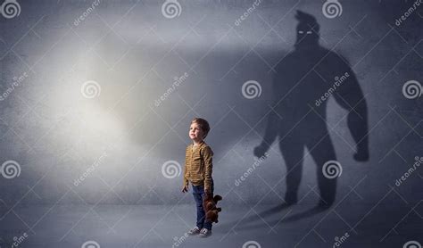 Niño Lindo Con La Sombra Del Héroe Detrás Imagen De Archivo Imagen De