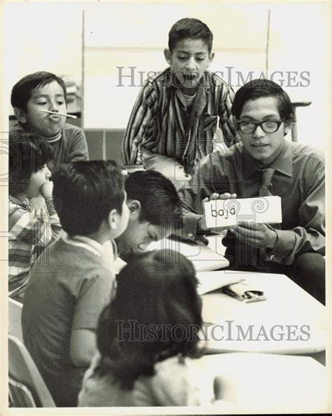 1982 Press Photo Joe Bernal And Students At His Bilingual Class