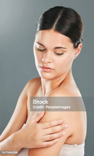 스킨케어 여성 화장품 피부과 자연의 아름다움 또는 회색 스튜디오 배경에 자신감 있는 소녀 여성 여성 또는 바디 케어를 위한 트리트먼트 건강하거나 부드러운 피부를 위한 럭셔리