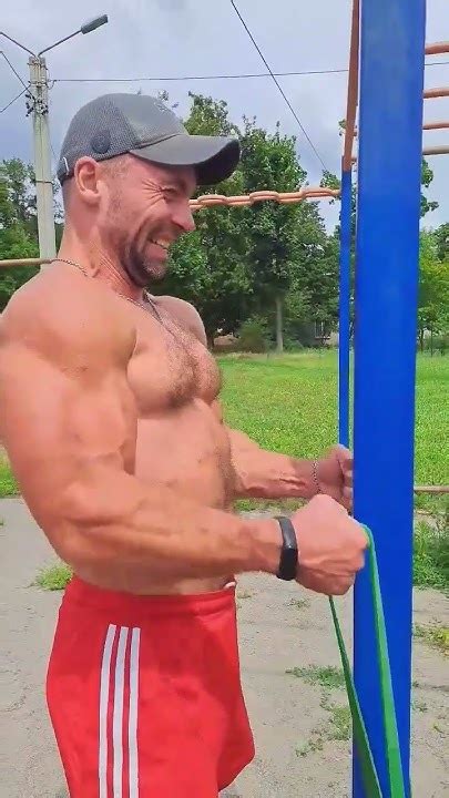 Упражнение с резинкой на БИЦЕПС💪 Youtube