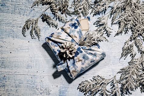 일본의 전통 후로시키 스타일을 감싸는 제로 폐기물 선물 블루 핸드 메이드 기프트 패키지 는 패브릭 투자와 콘 생태학적 개념의 친환경 장식 0명에 대한 스톡 사진 및 기타