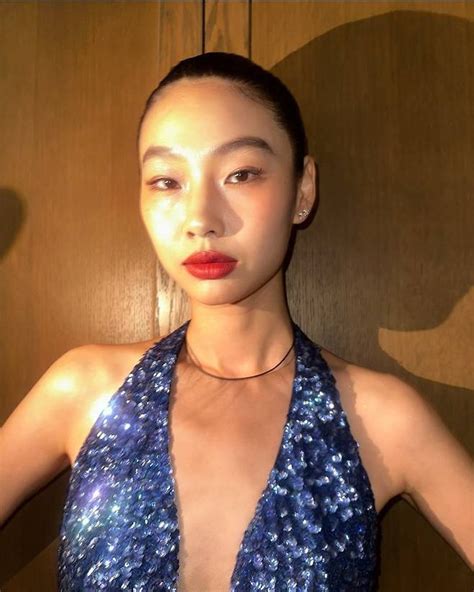 정호연 시스루와 머메이드 실루엣으로 완성한 완벽한 뒤태 스타와 패션