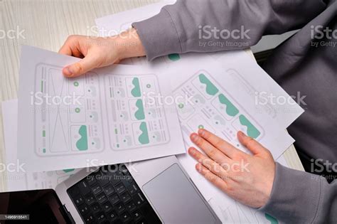 남자 디자이너는 웹 사이트 디자인 와이어 프레임을 만듭니다 스케치 프로토 타입 프레임 워크 레이아웃 미래 디자인 프로젝트 Ui 및 Ux 사용자 인터페이스 사용자 경험