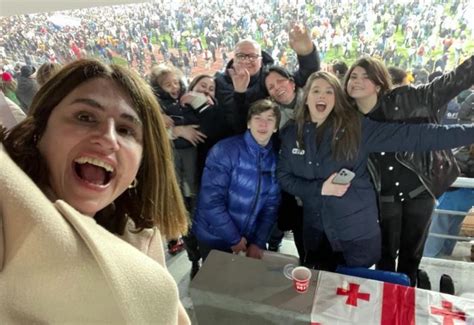 ორსული ნიცა თავაძე ოჯახთან ერთად ნაკრებს ქომაგობდა ფოტოები სტადიონიდან 1news Ge