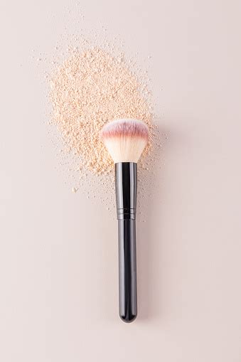 세련된 전문 메이크업 브러쉬는 베이지 색 배경에 건조한 화장품 질감 수직 상단 모양입니다 클로즈업 케어 및 뷰티 컨셉 복사