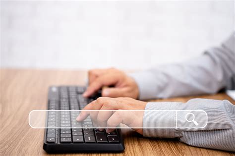 인터넷 네트워킹 개념에 대한 정보 데이터 검색 질감과 복사 공간이있는 테이블에 인터넷에서 데스크톱 키보드 미세 데이터를 입력하는