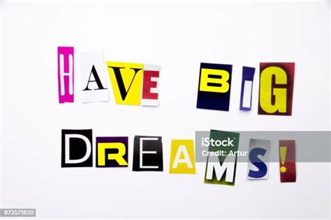 쓰기 텍스트 큰 꿈을의 개념을 보여주는 단어 복사 공간 흰색 배경에 비즈니스 사례에 대 한 다른 잡지 신문 편지의 만든 0명에 대한 스톡 사진 및 기타 이미지 Istock