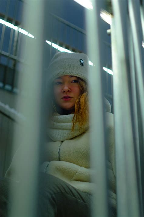 흰색 니트 모자와 흰색 스카프를 입은 여자 사진 Unsplash의 무료 Россия 이미지