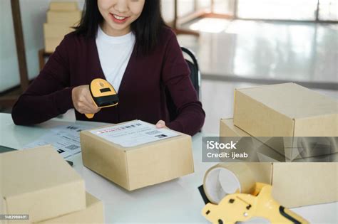 여성 온라인 비즈니스 소유자는 소포의 배송 라벨을 스캔합니다 20 24세에 대한 스톡 사진 및 기타 이미지 20 24세 건강관리와 의술 고객 Istock
