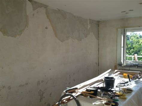 Rivit Ner Tapeter Och Hittar Sprickor