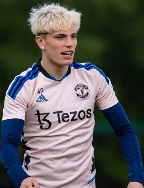 20 Kiểu Tóc Của Garnacho Thời Thượng Cho đấng Mày Râu