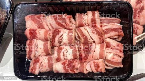 조각으로 자르고 신선하게 보이는 쇠고기는 용기에 담겨 Eid Aladha Idul Qurban에서 요리 할 준비가되었습니다 0명에 대한 스톡 사진 및 기타 이미지 Istock