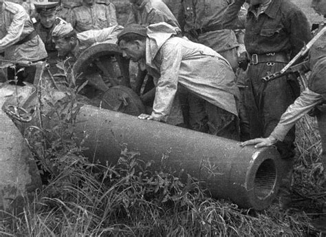 Советские военные осматривают японские крепостные орудия, брошенные в ...