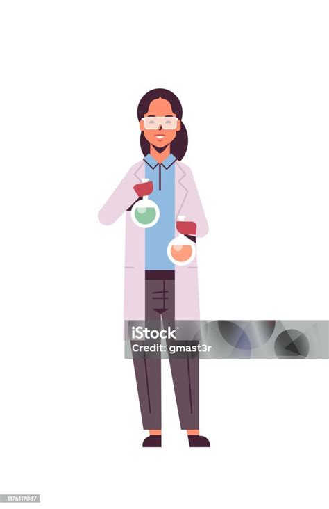 실험실 연구 과학 화학 개념 수직 전체 길이에서 실험을 만드는 플라스크를 들고 균일하고 보호 장갑에 다채로운 액체 여자와 테스트 튜브를 들고 여성 과학자 가공의 인물에 대한