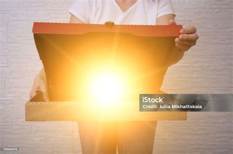 손에 오픈 판지 피자 상자를 들고 여자 택배 개념에 레스토랑 건강에 좋지 않은 음식에 대한 스톡 사진 및 기타 이미지 건강에 좋지 않은 음식 러시아 레스토랑 Istock