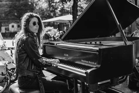 Iris Hond Speelt Einaudi Openluchttheater Caprera Bloemendaal