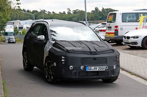 4발 3발 선명하게 헤드라이트 켜진 유럽형 기아 스포티지 페이스리프트 최신 스파이샷 오토스파이넷