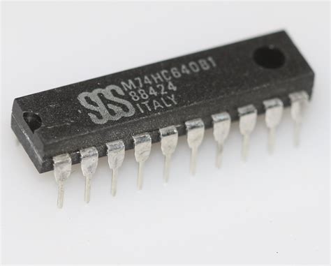 octal bus transceiver with inverting three state outputs dip 20