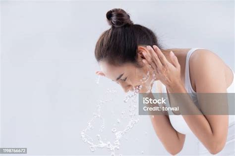 아름다운 여자는 흰색 배경 스튜디오에서 그녀의 얼굴을 씻는다 세안에 대한 스톡 사진 및 기타 이미지 세안 한 명의 여자만 물 Istock