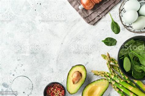 신선한 녹색 유기농 아스파라거스 시금치 아보카도 치킨 계란 회색 배경에 후추 조미료의 무리 상단 보기 복사 공간이있는 음식 요리 배경 모의 아보카도에 대한 스톡 사진 및