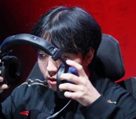 进赫真的太猛了！kanavi节奏完美带队取胜二连mvp！总战绩1 2 18 直播吧