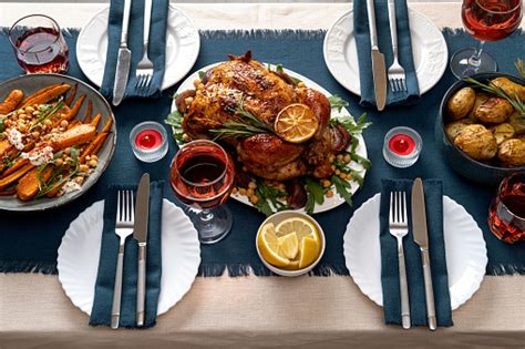 추수 감사절 축하를위한 전통적인 휴일 저녁 식사 구운 닭고기 감자 및 측면 가족 파티 또는 모임 가을 테이블 설정 톱 뷰 테이블 장면 0명에 대한 스톡 사진 및 기타 이미지