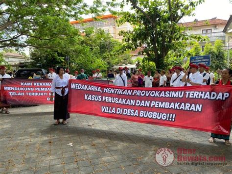 Kerama Desa Bugbug Demo Tuntut Klarifikasi Arya Weda Atas Statement